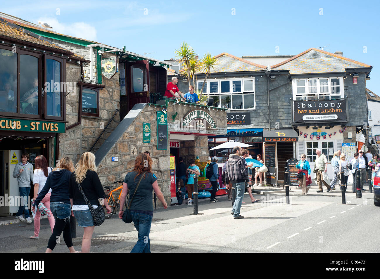 St Ives, Cornwall, England, UK - Wharf Road, seafront promenade busy ...