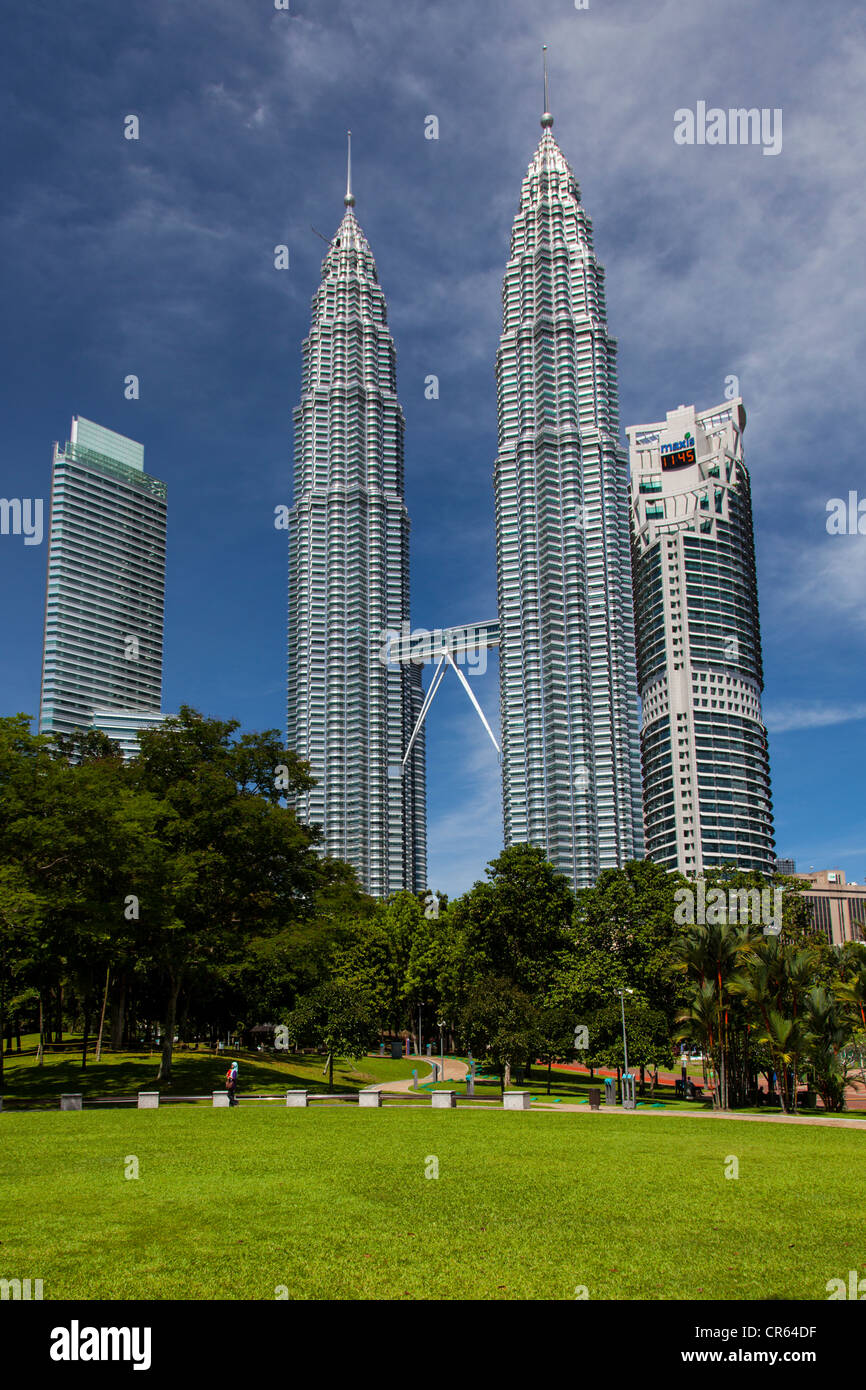 The Petronas Twin Towers viewed from the Kuala Lumpur City Centre (KLCC ...