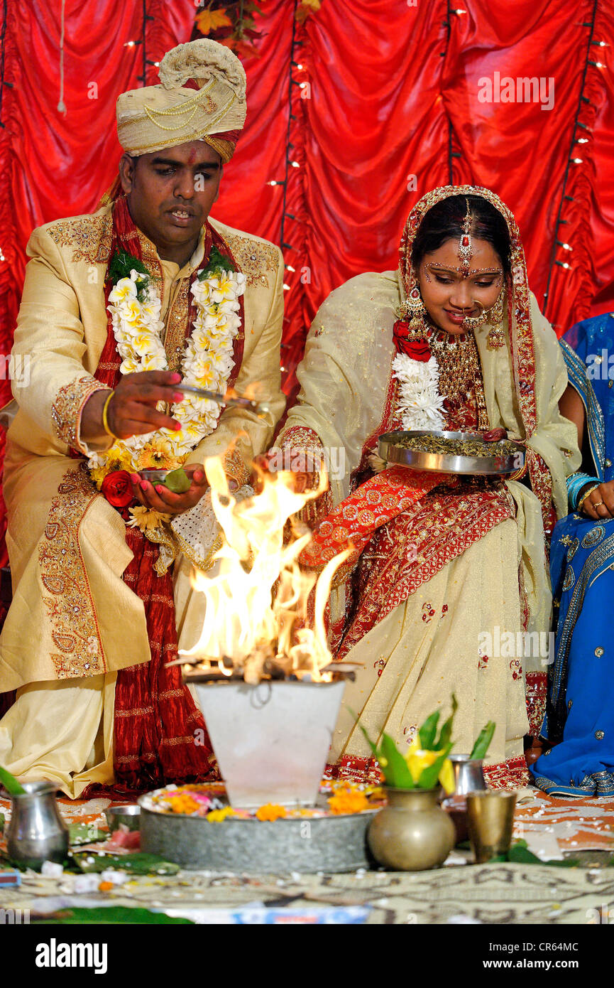 Hindu wedding fire hi-res stock photography and images - Alamy