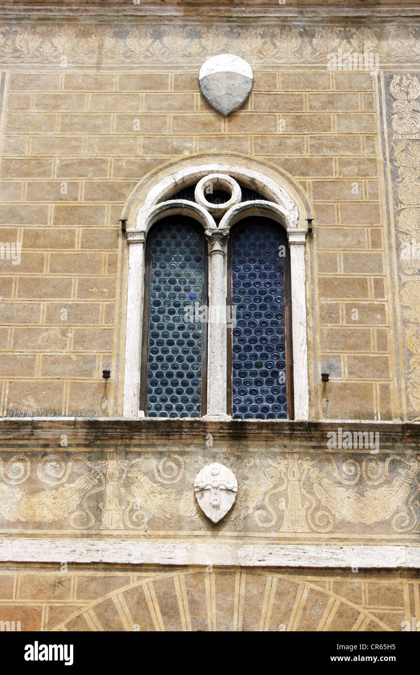 Renaissance window in Pienza, Tuscany, Italy Stock Photo - Alamy