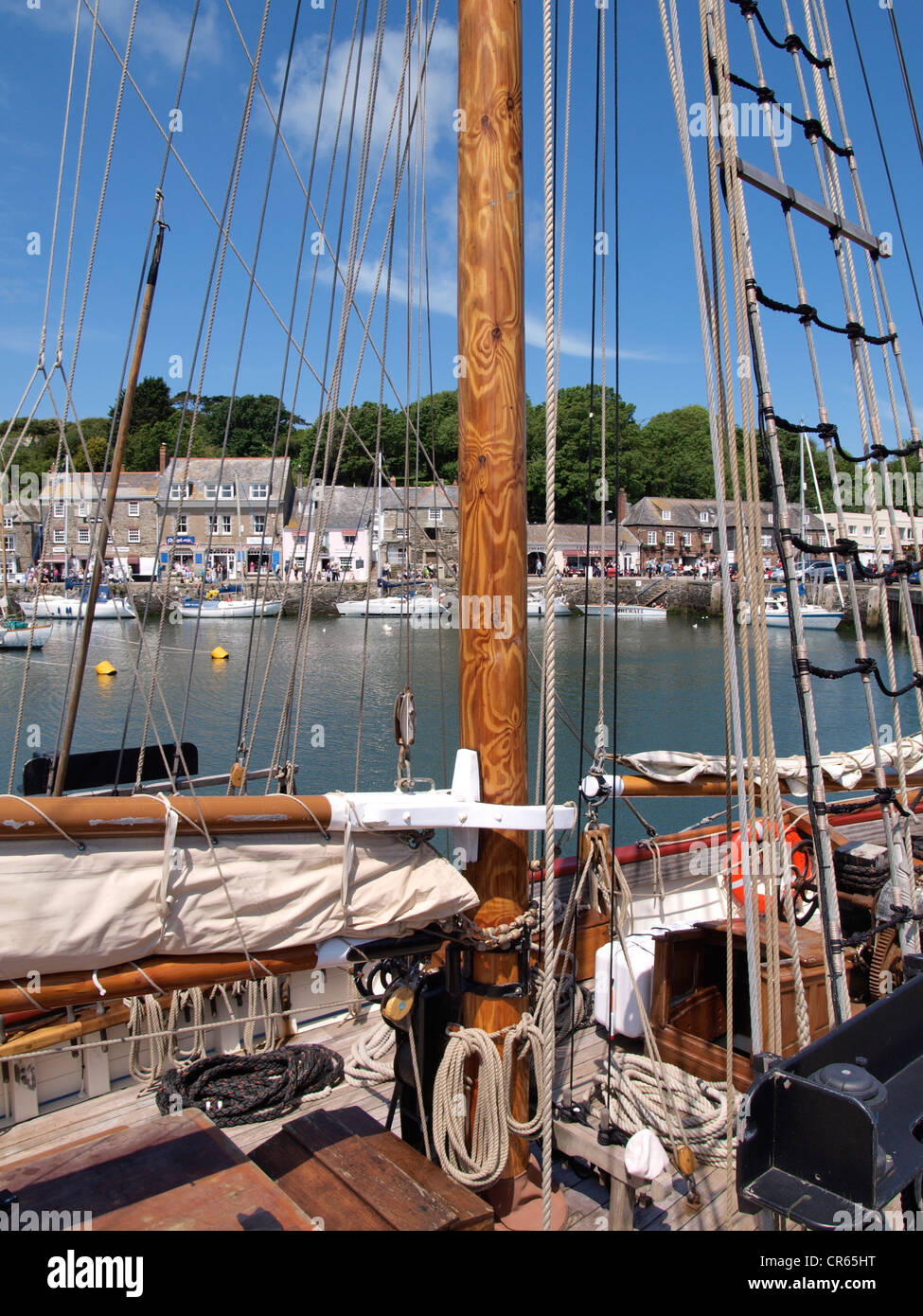 Old harbour and wooden ship uk hi-res stock photography and images - Alamy