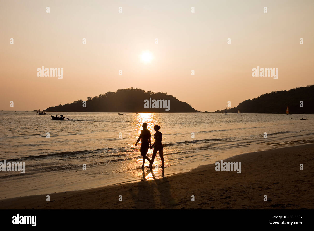 Goa beach couple hi-res stock photography and images - Alamy