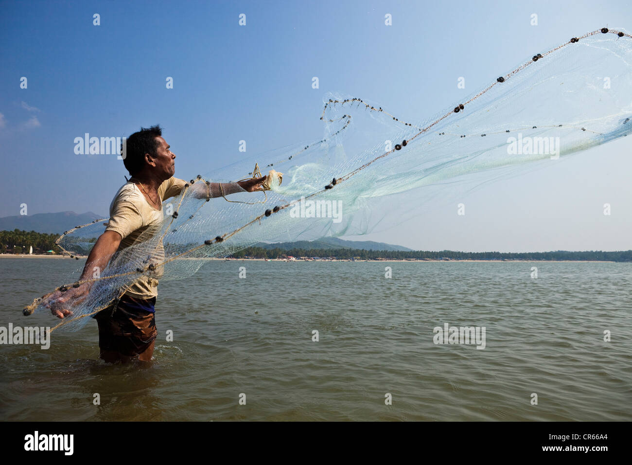 Fisherman throwing net hi-res stock photography and images - Alamy