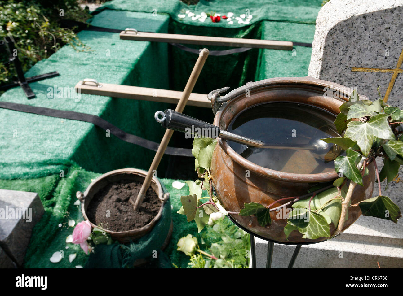 Open grave hi-res stock photography and images - Alamy