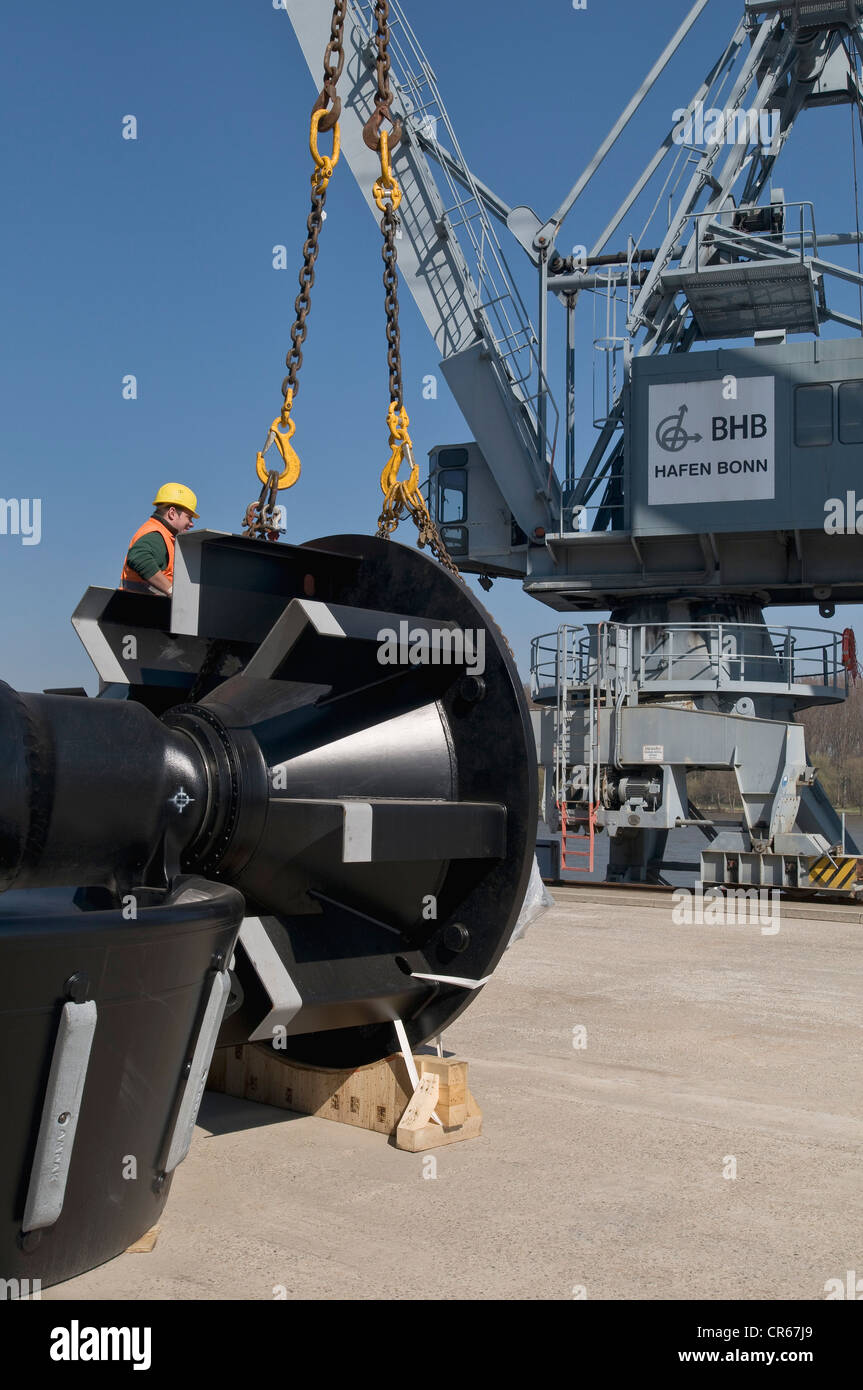 Harbour workers loading hi-res stock photography and images - Alamy