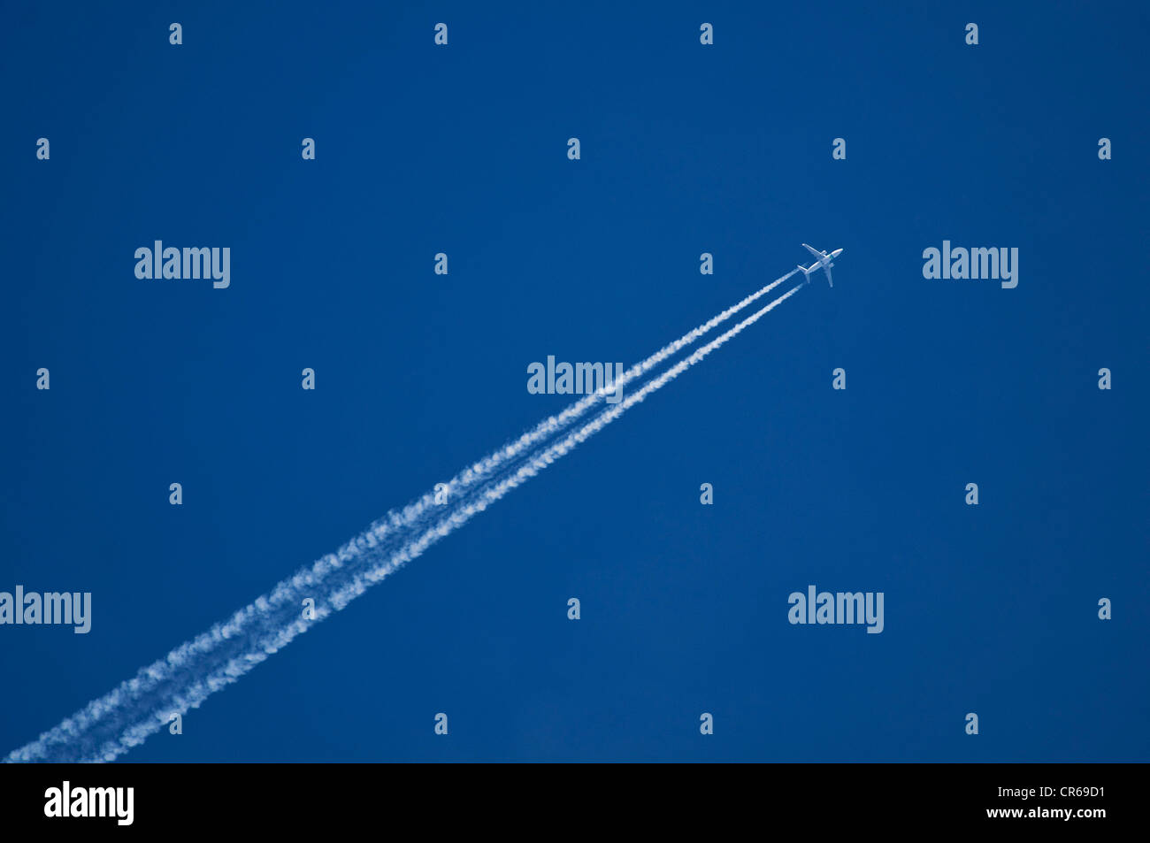 Aeroplanes contrails hi-res stock photography and images - Alamy