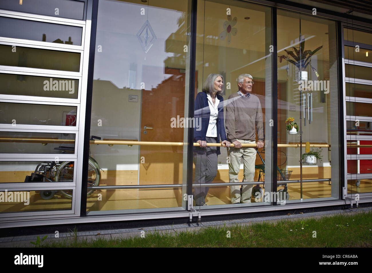 People walking through glass door hi-res stock photography and images ...