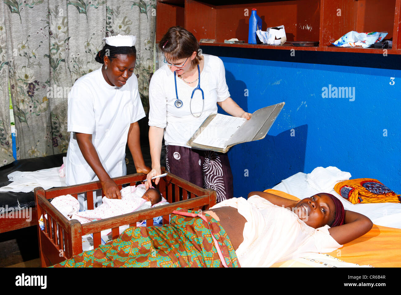 Native mother baby with midwife hi-res stock photography and images - Alamy
