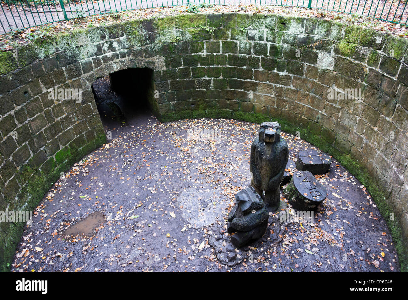 Victorian bear pit hi-res stock photography and images - Alamy