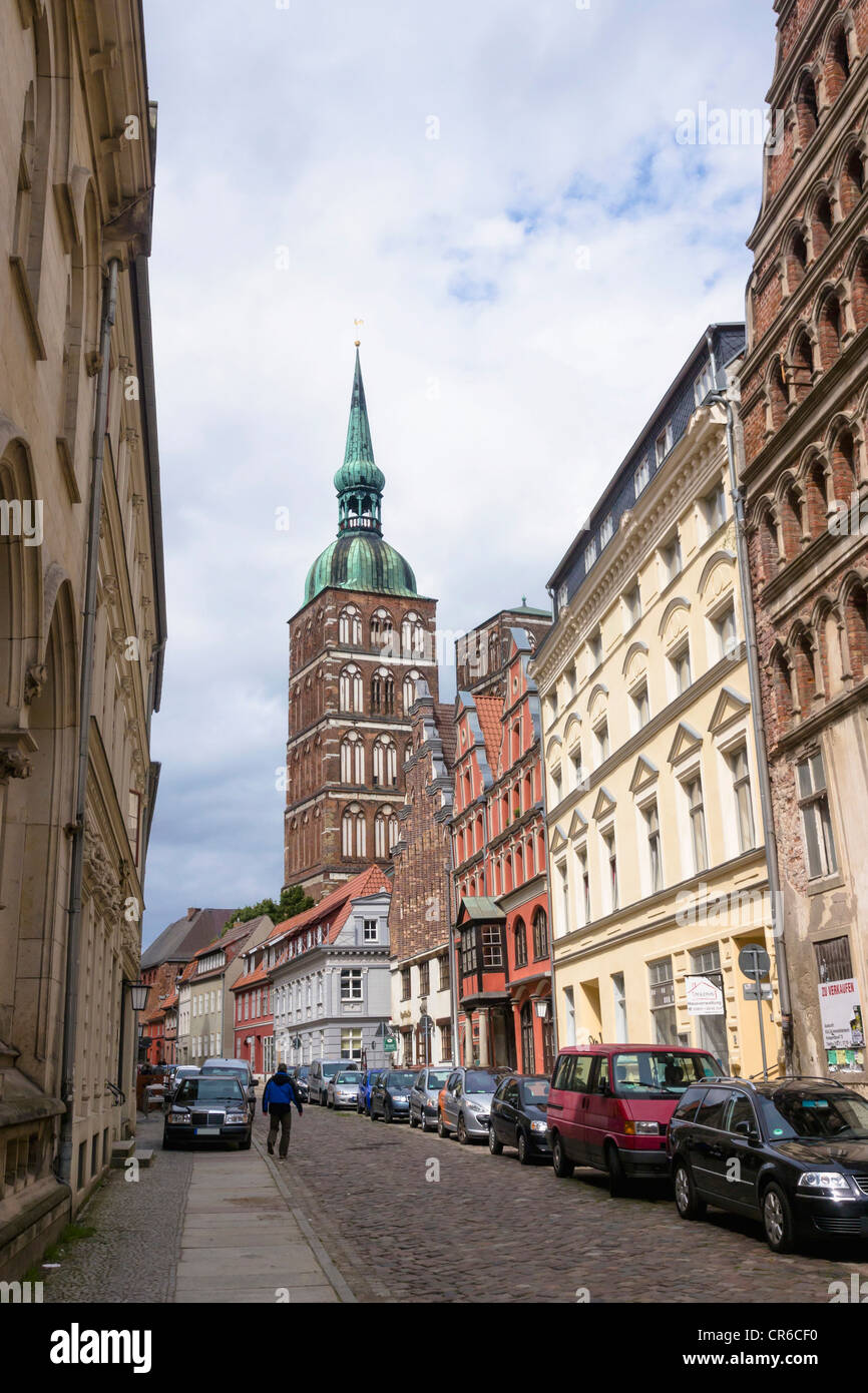 Distant view dome structure hi-res stock photography and images - Alamy