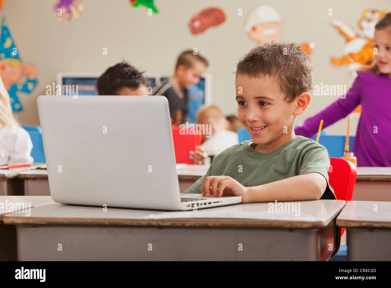 4 children classroom laptop hi-res stock photography and images - Alamy