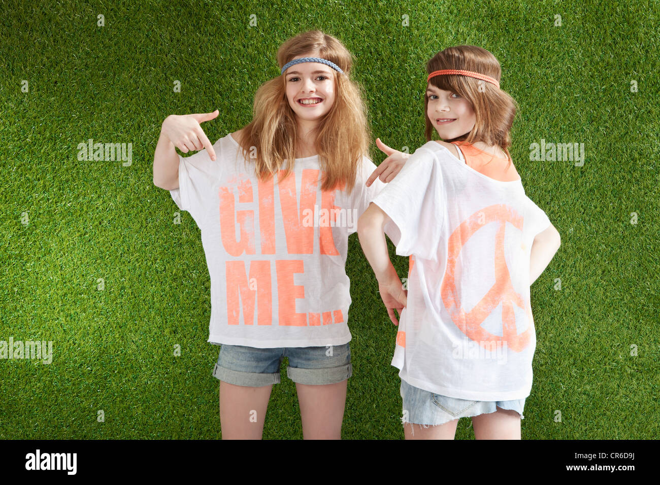 Girls showing peace symbol, smiling, portrait Stock Photo - Alamy