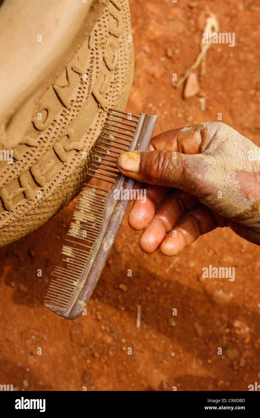 African woman traditional pottery hi-res stock photography and images ...