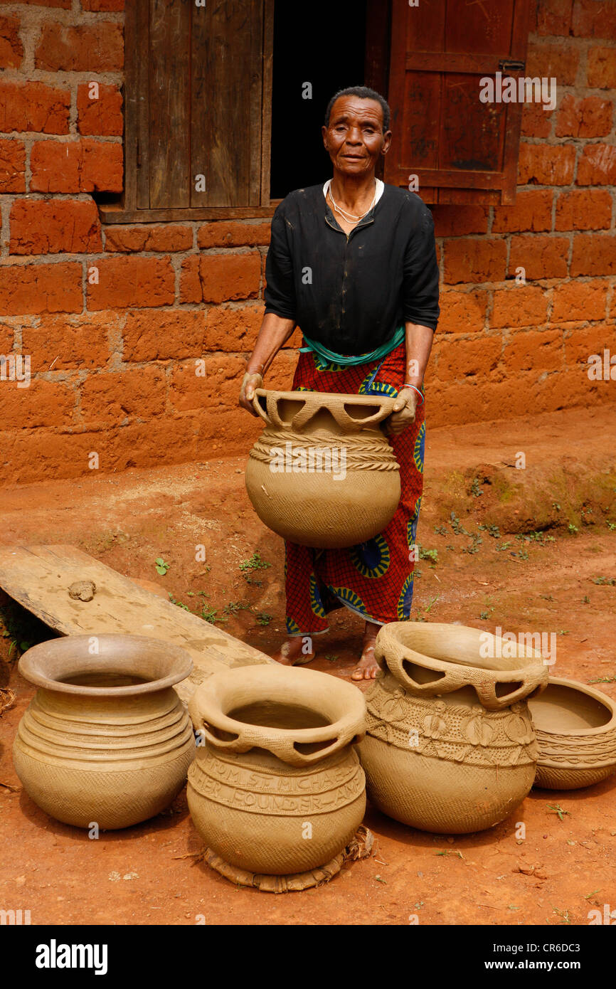 Traditional pottery and handicrafts hi-res stock photography and images ...