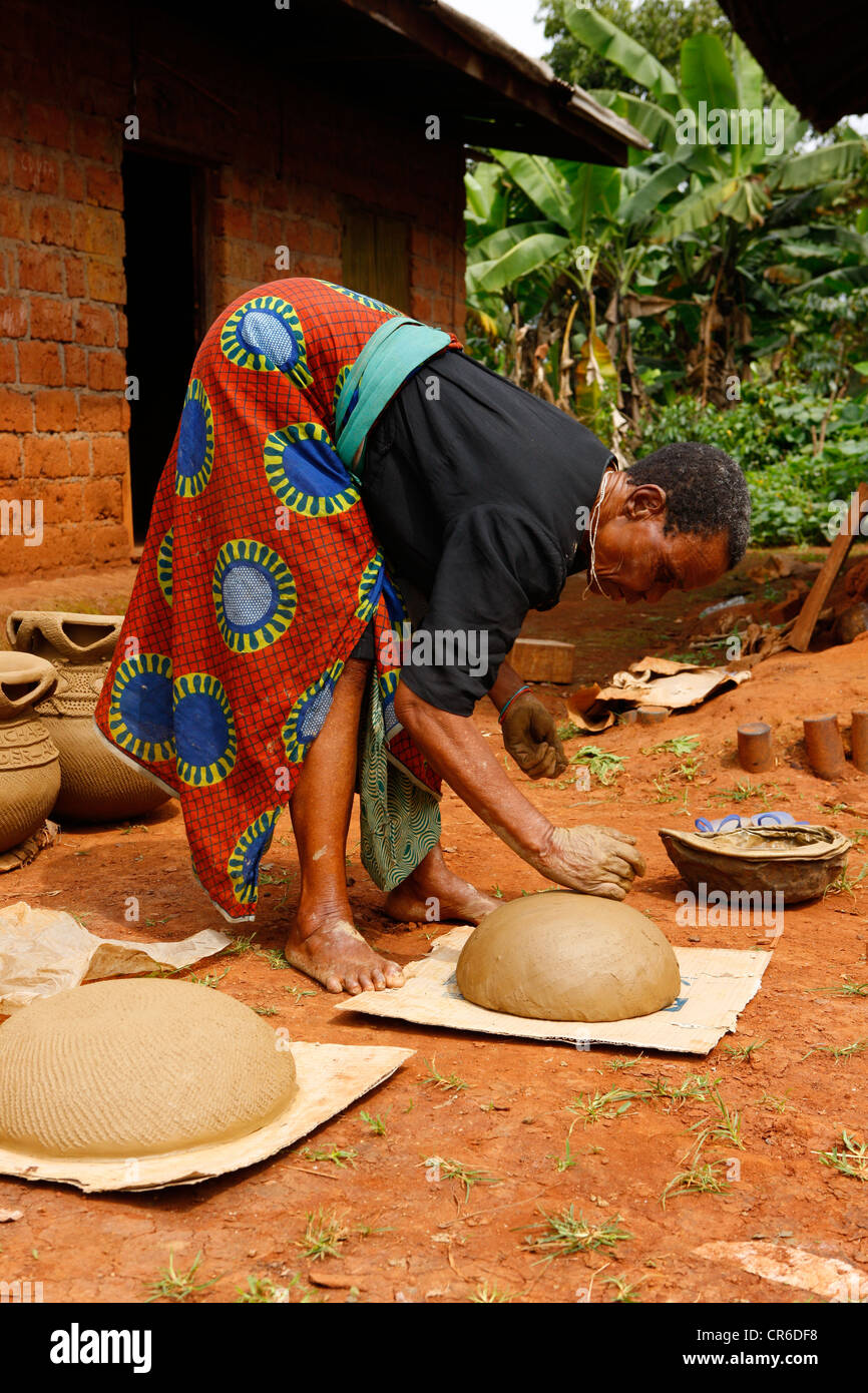 Women in the production of traditional pottery, Babessi, Cameroon ...