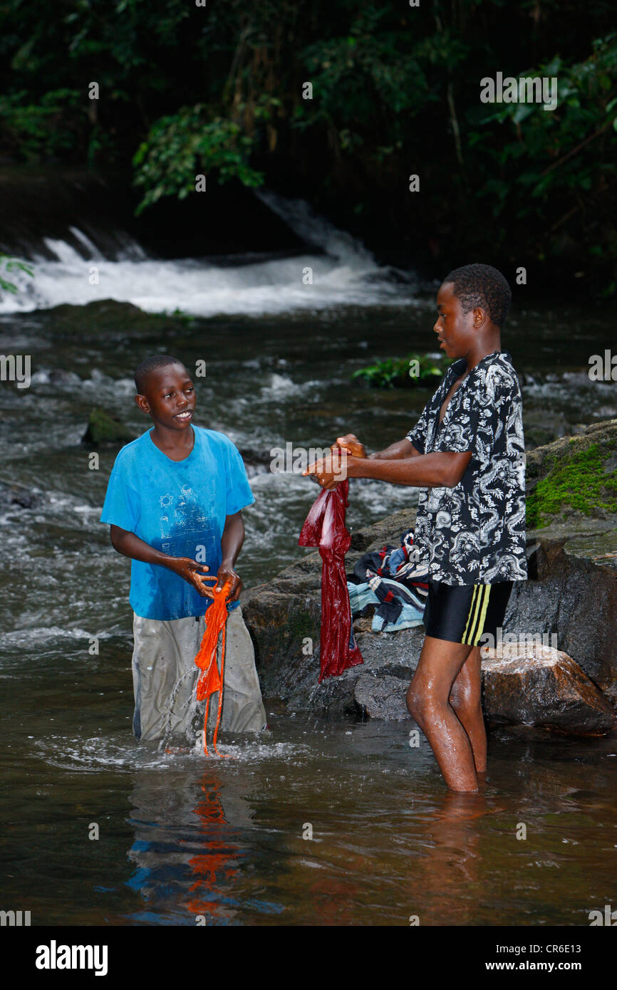 Child washing hair indigenous hi-res stock photography and images - Alamy