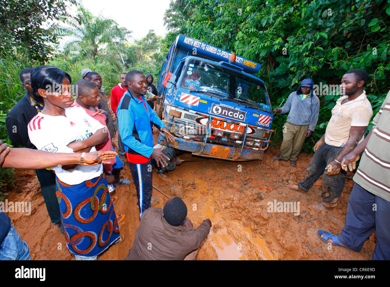 Car stuck in mud muddy hi-res stock photography and images - Alamy
