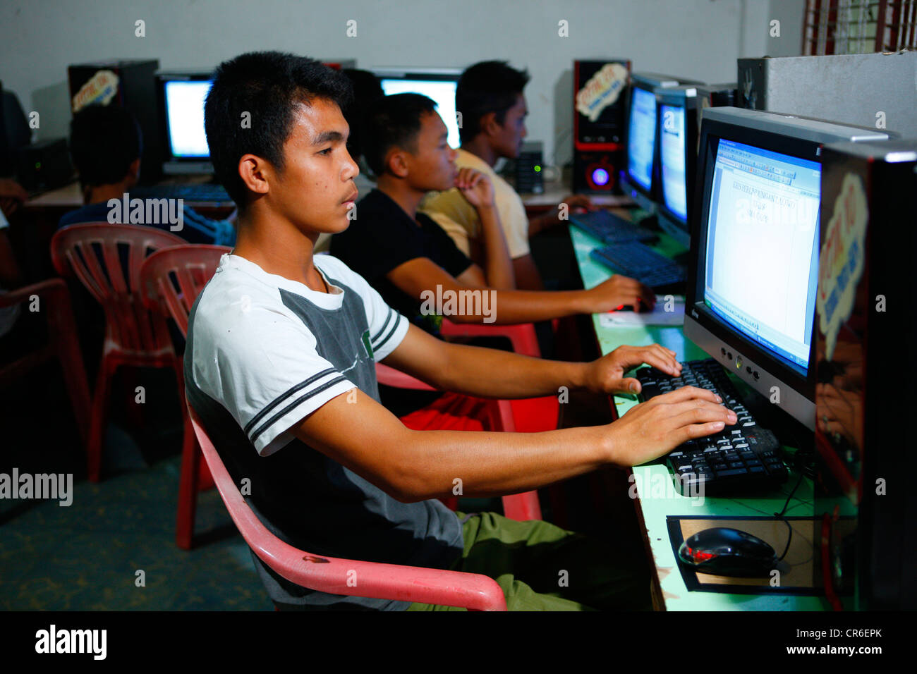 Native kids on computers at school hi-res stock photography and images ...