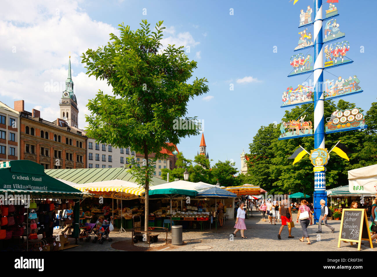 Viktualienmarkt market square with a maypole, Munich, Bavaria, Germany ...
