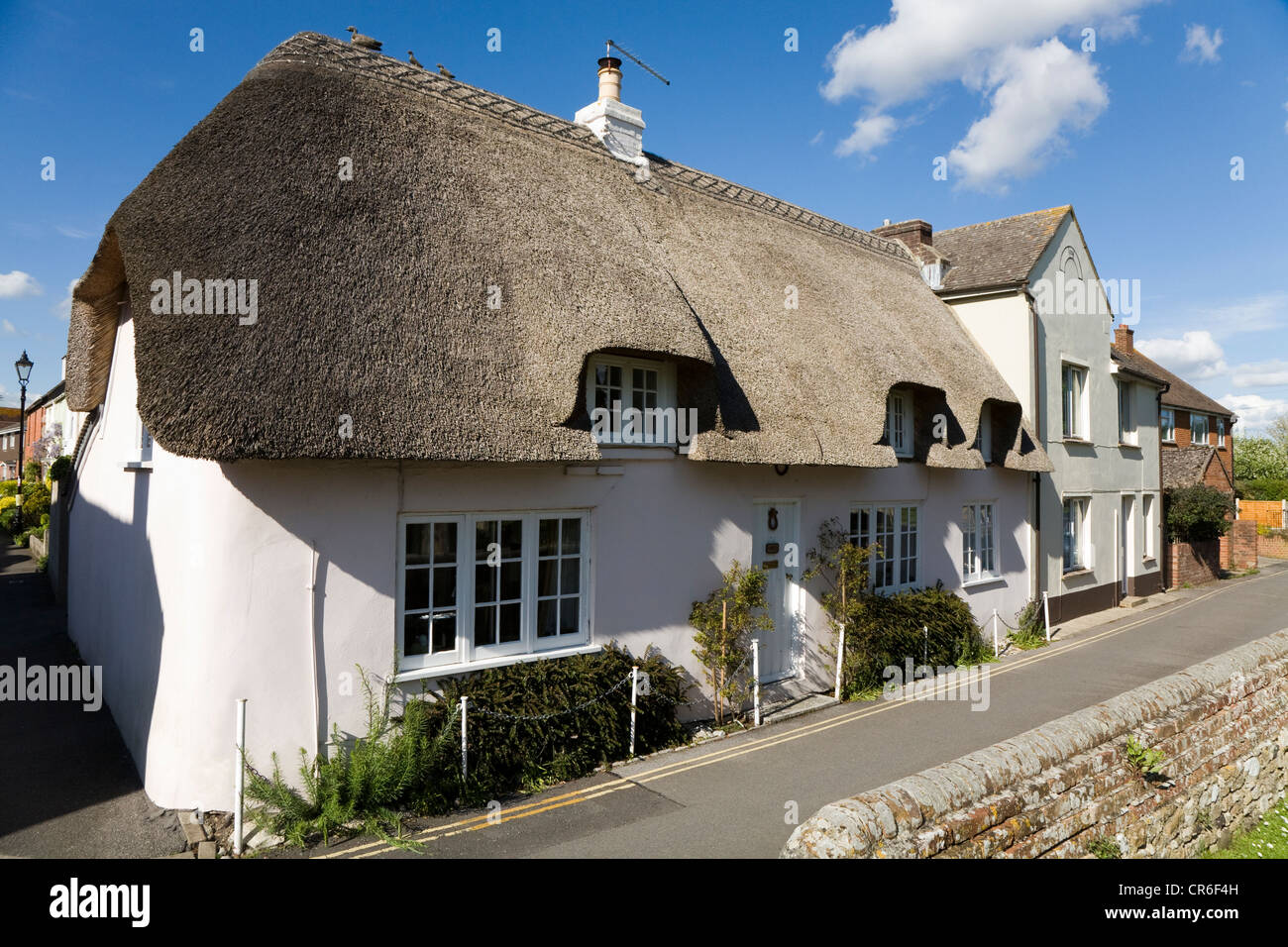 White washed cottages homes hi-res stock photography and images - Alamy