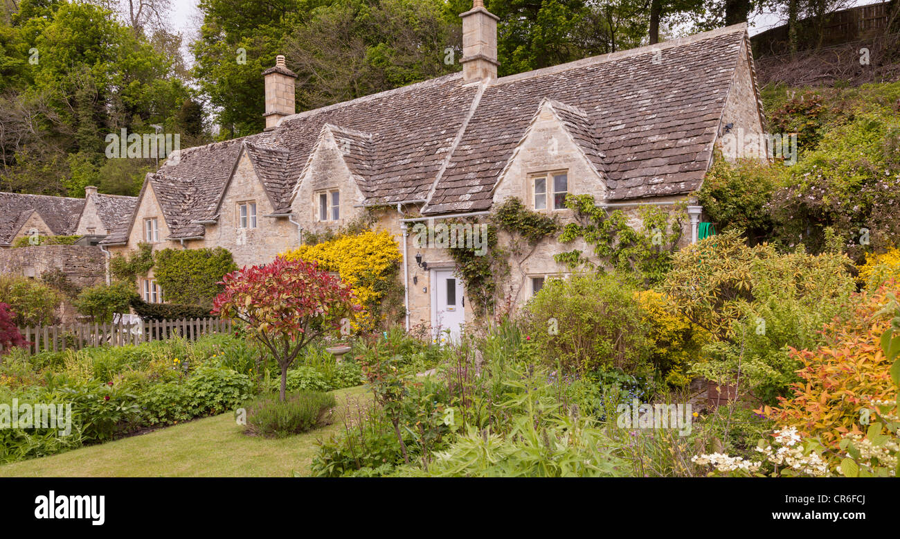 Pretty roadside cottages in Bibury, Cotswold, Gloucestershire, England ...