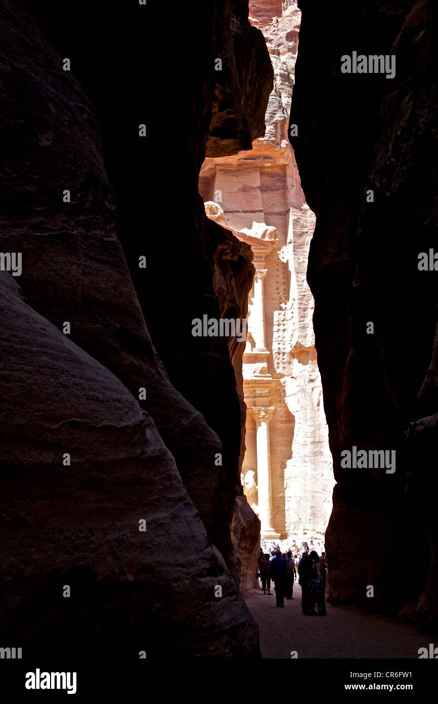 View of the Treasury at Petra through the Siq Stock Photo - Alamy