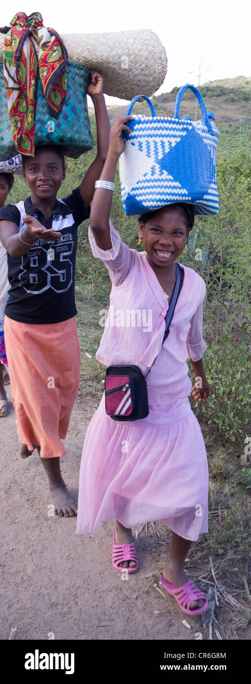 Carrying basket on her head hi-res stock photography and images - Alamy