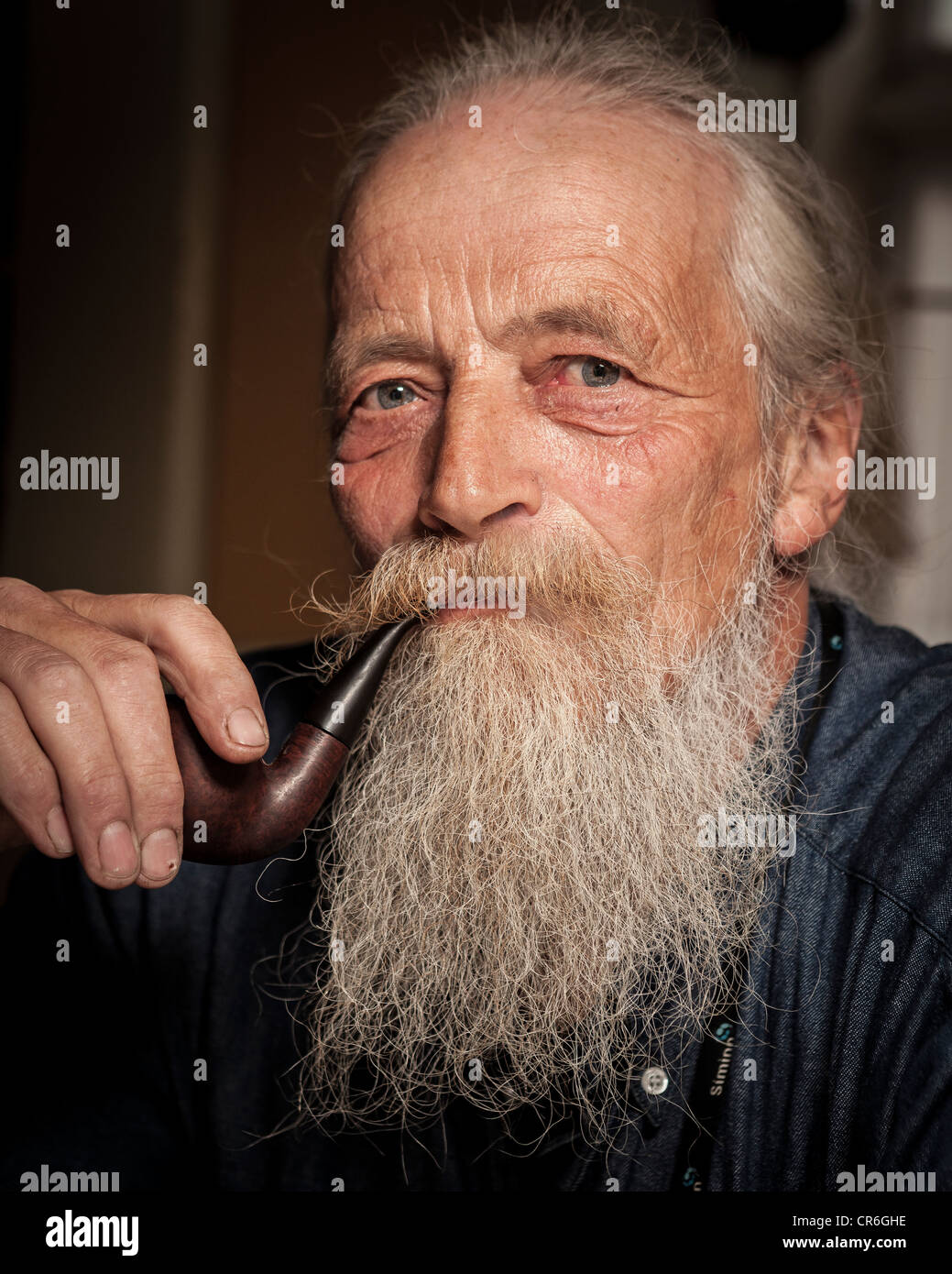 Portrait of senior man with beard smoking a pipe Stock Photo - Alamy