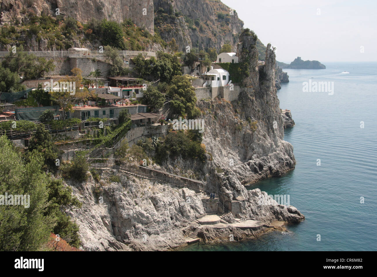 Buildings along the rugged cliffs of the Amalfi Coast, Italy Stock ...