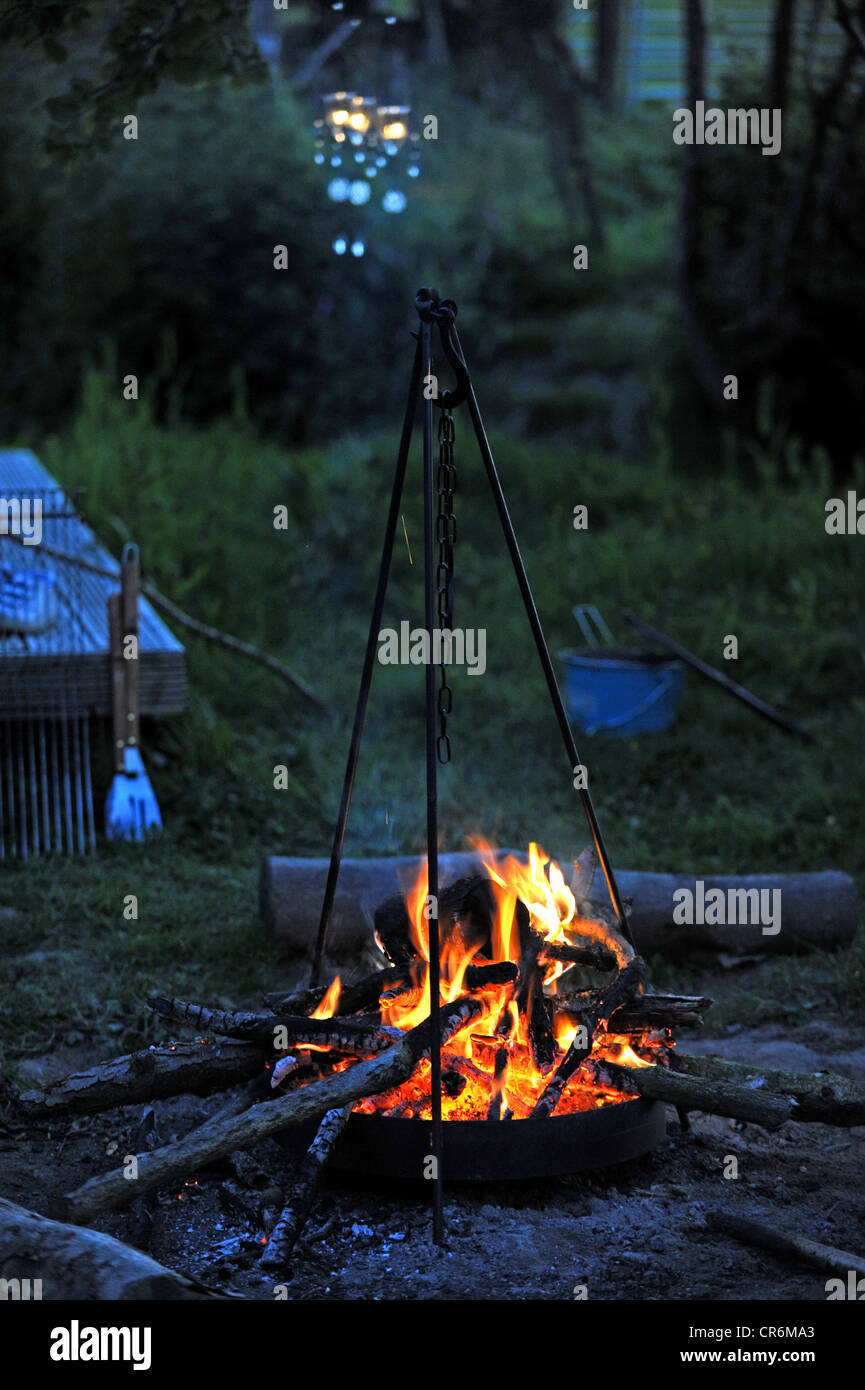 Camp fire at dusk hi-res stock photography and images - Alamy