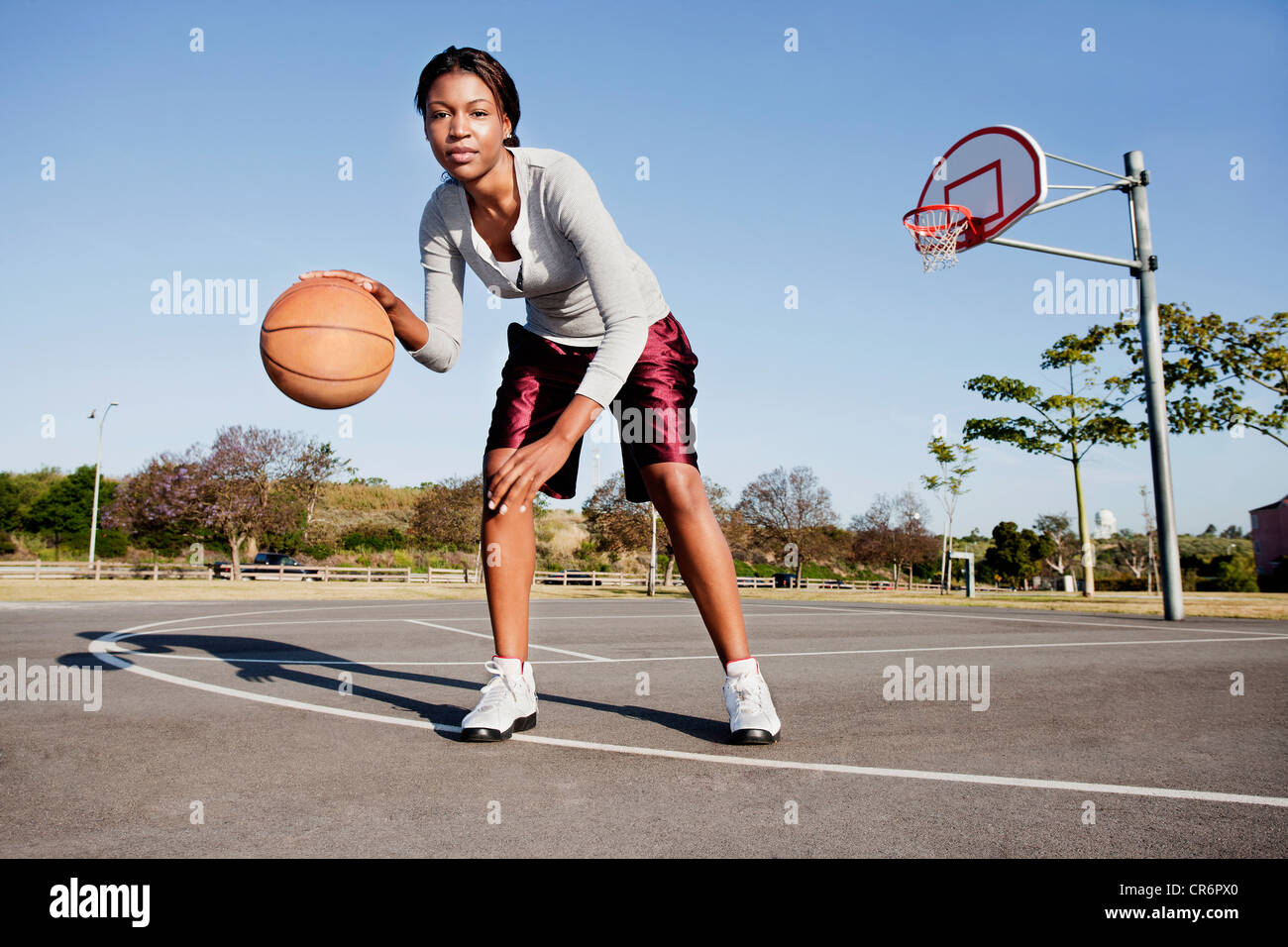Young woman playing basketball Stock Photo - Alamy