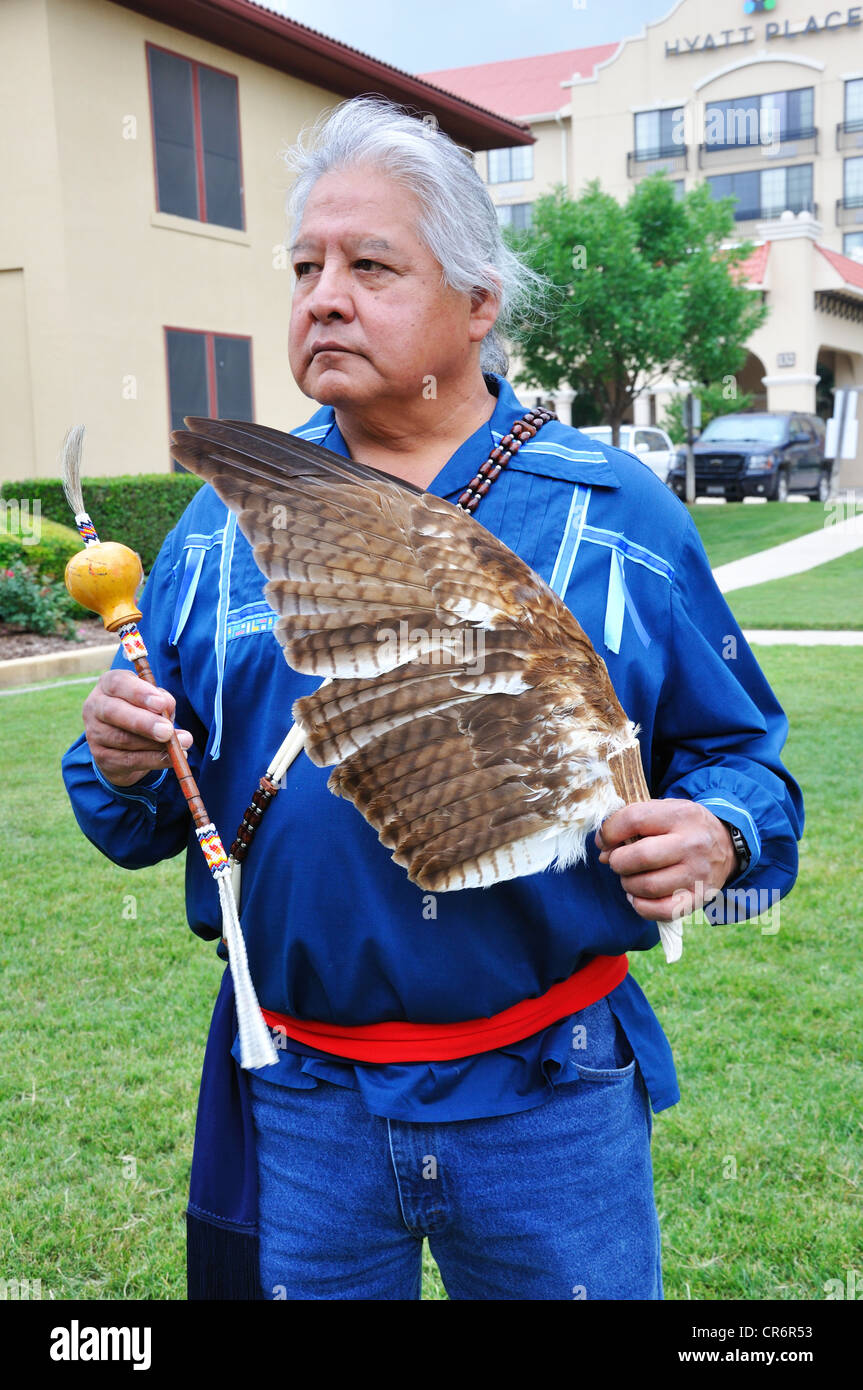 Eagle feather native american indian hi-res stock photography and ...
