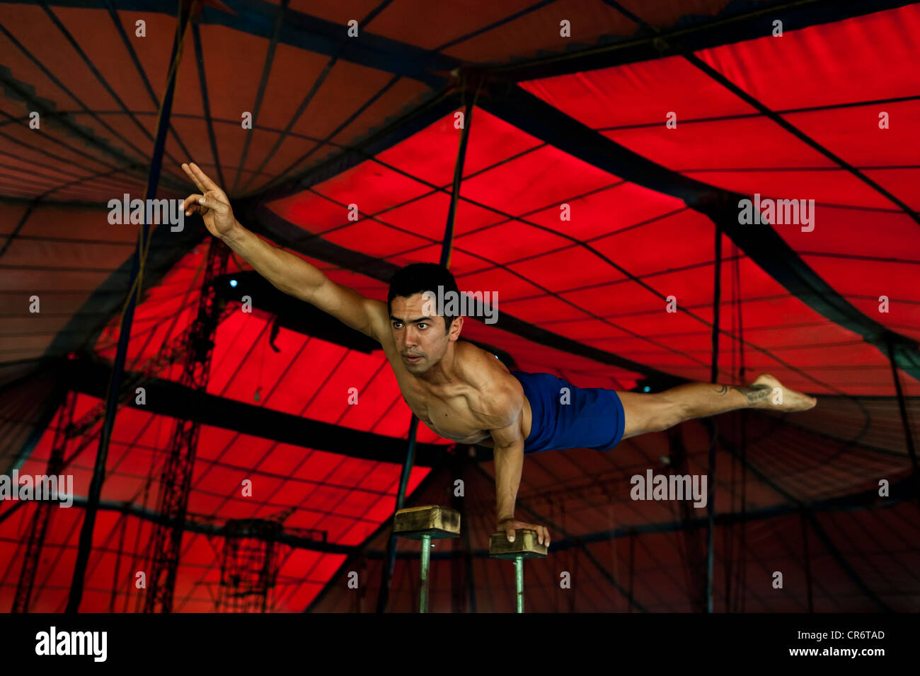 Circus and handstand hi-res stock photography and images - Alamy