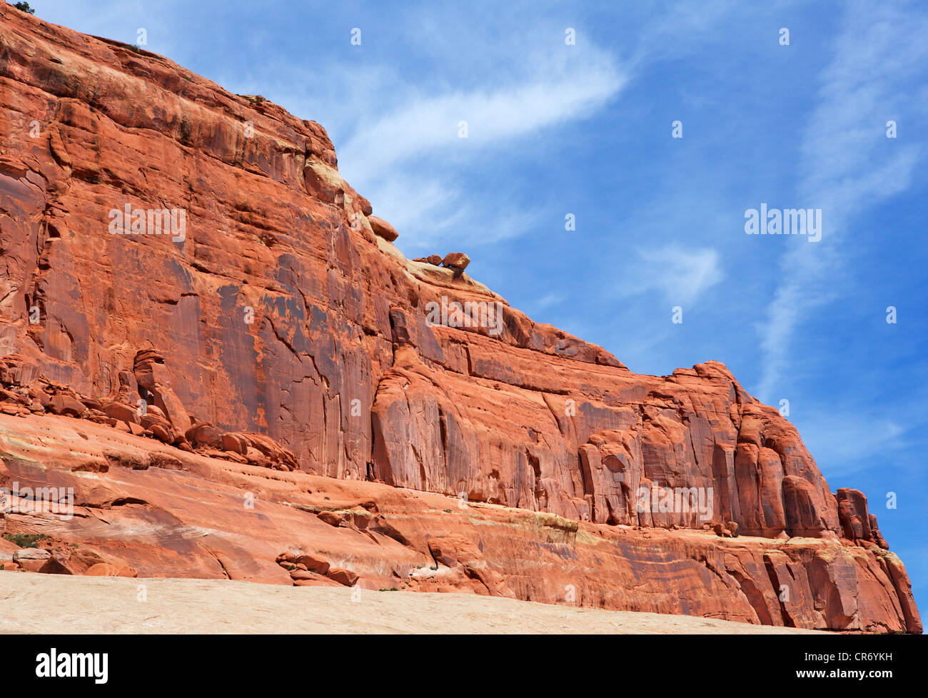 Arches Park red rock ridge with wispy cirrus clouds Stock Photo - Alamy