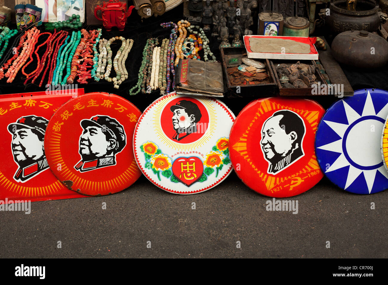 Chinese culture items sold on street stall of China Shanghai Stock ...