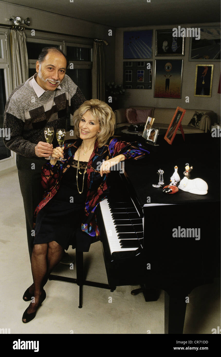 Johns, Bibi, * 21.1.1929, Swedish singer and actress, half length, with ...