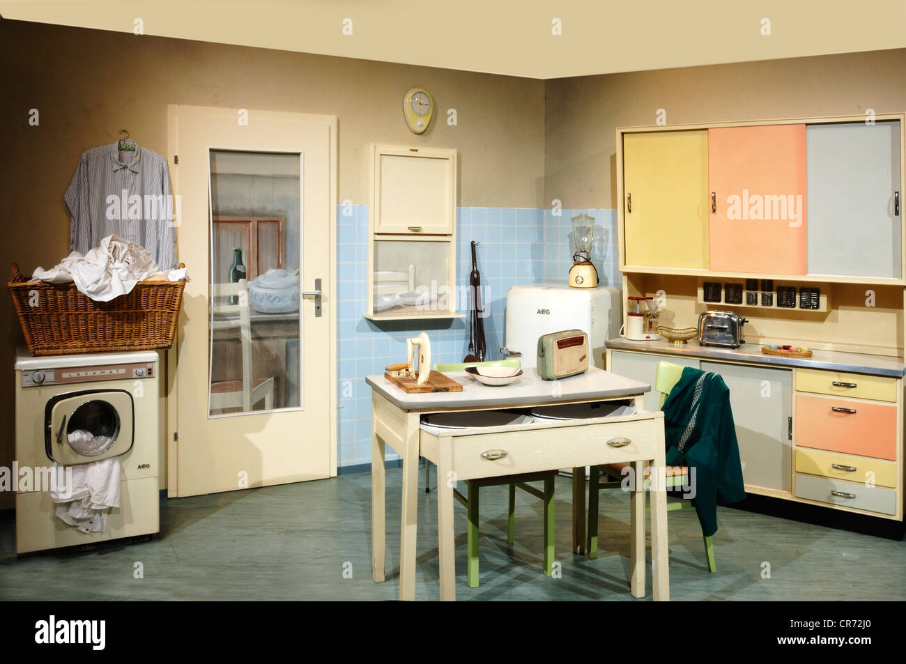 Kitchen from around 1960, on the left an electric washing machine ...