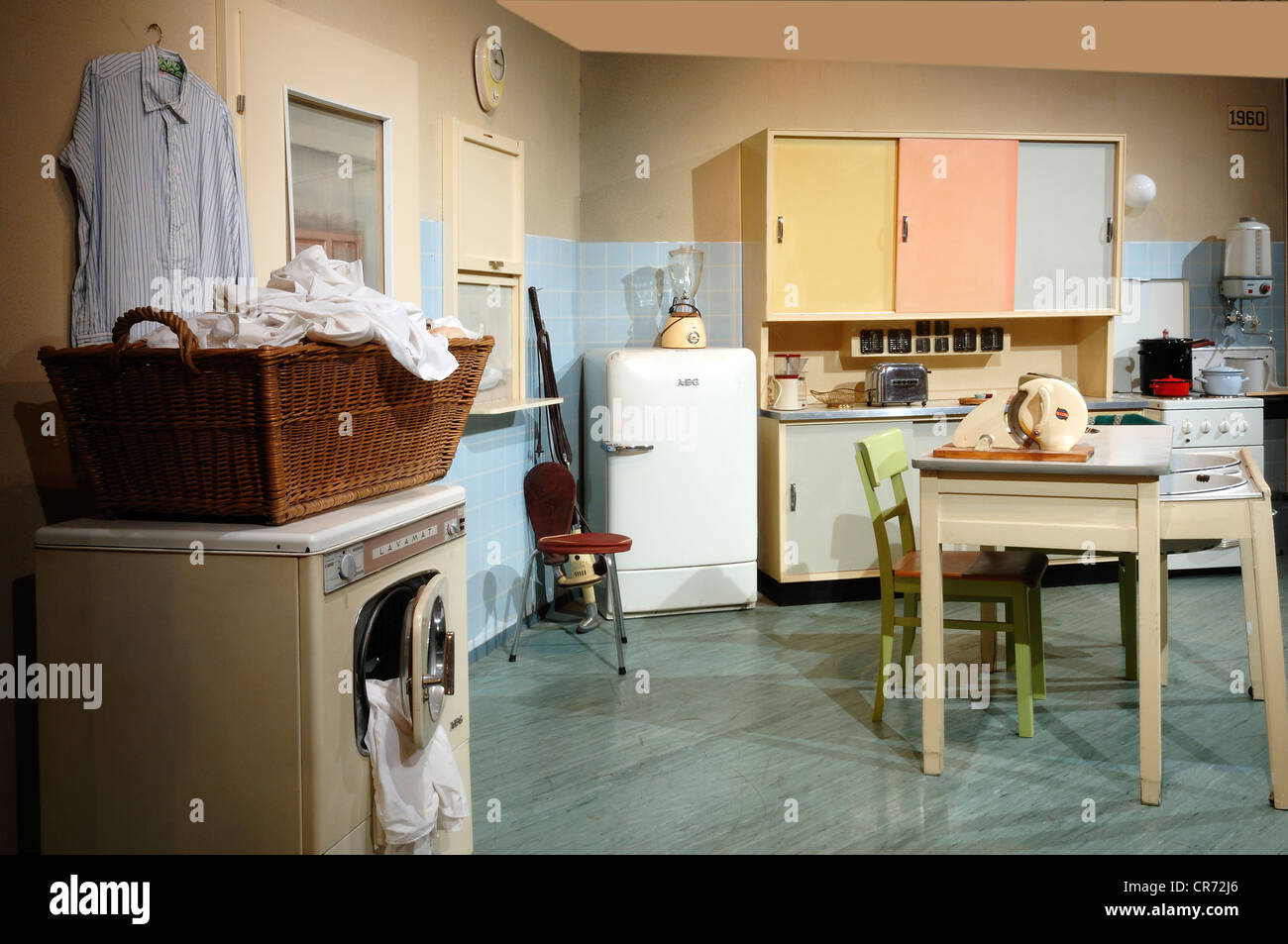 Kitchen from around 1960, on the left an electric washing machine ...