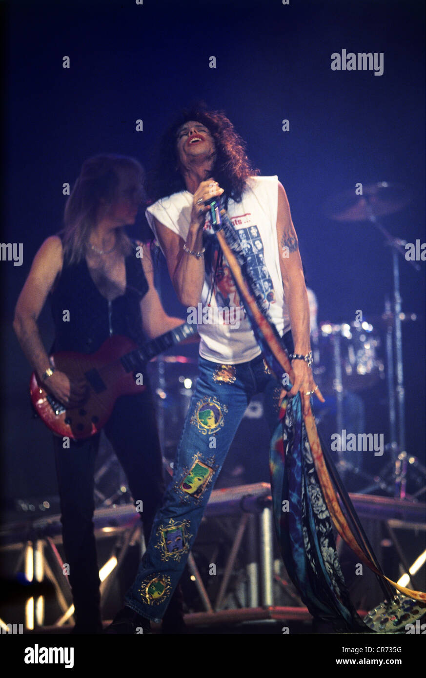 Tyler, Steven, * 26.3.1948, US musician, lead singer of the rock band ...