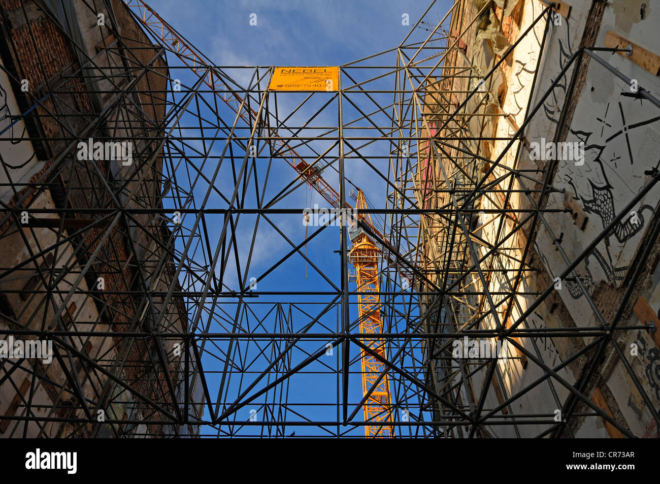 Scaffold scaffolding street building hi-res stock photography and ...