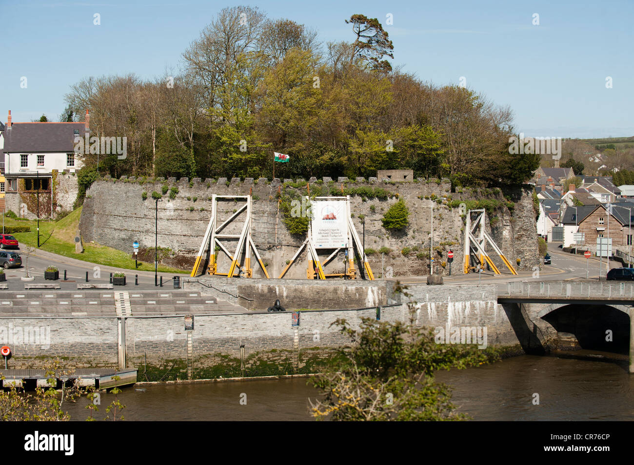Renovations cardigan castle overlooking river hi-res stock photography ...