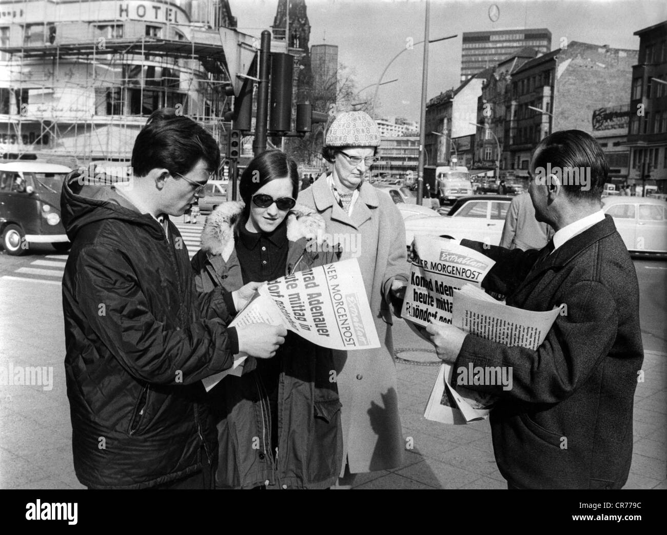 Newspaperman hi-res stock photography and images - Alamy