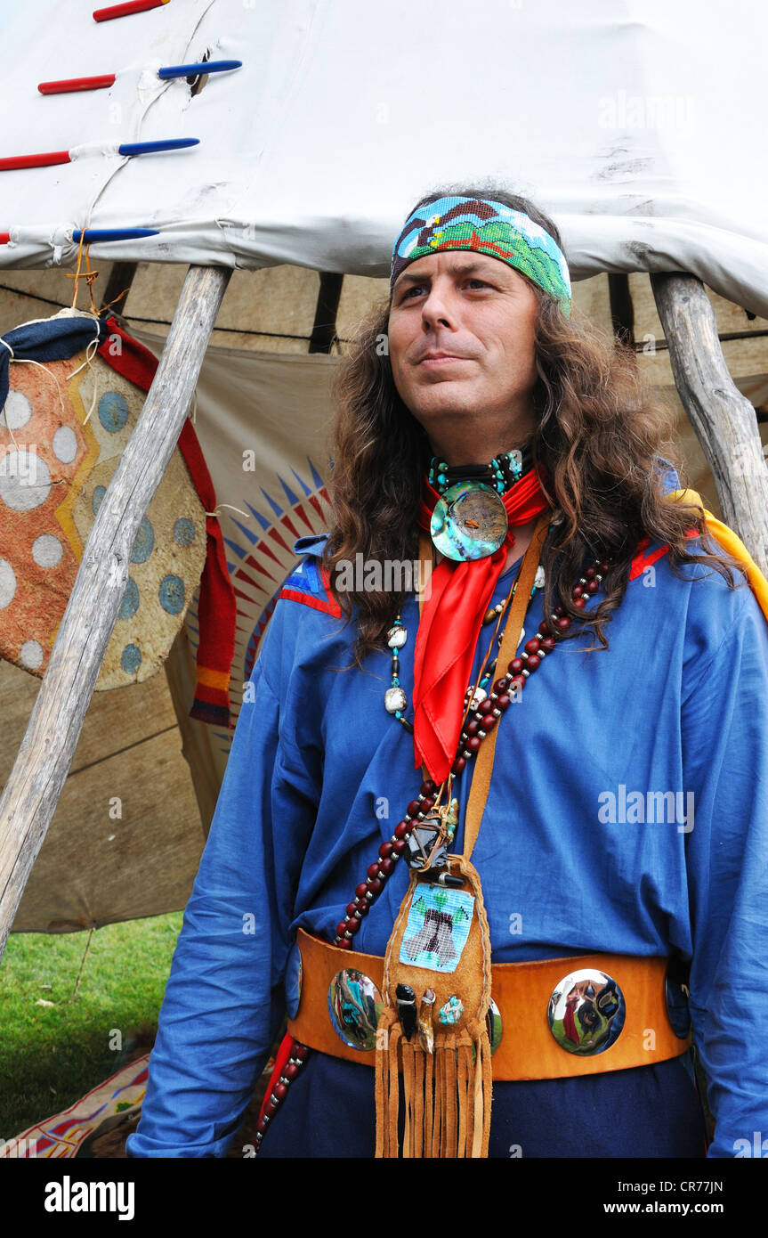 Native American Indian man Stock Photo - Alamy