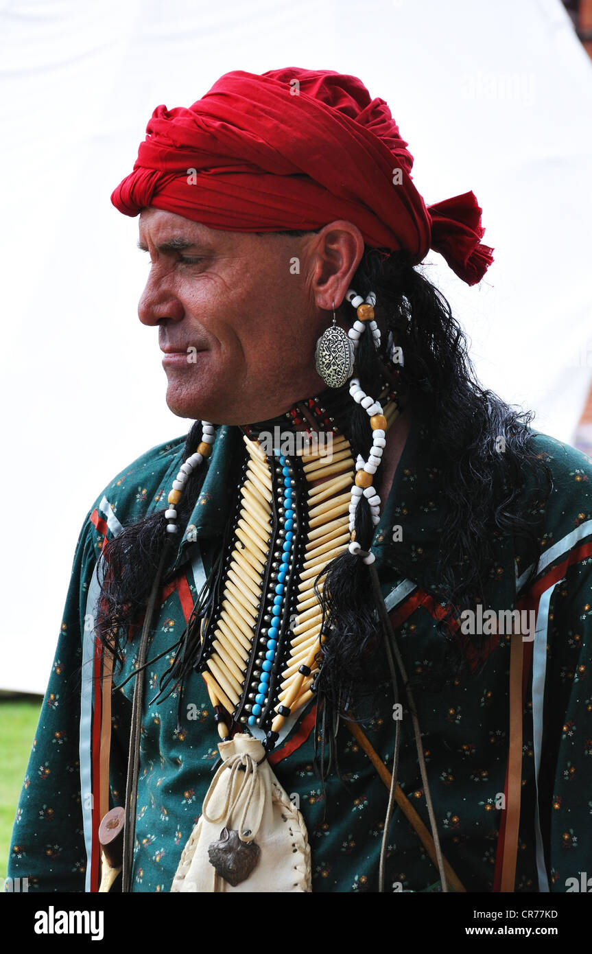 Native American Indian man Stock Photo - Alamy
