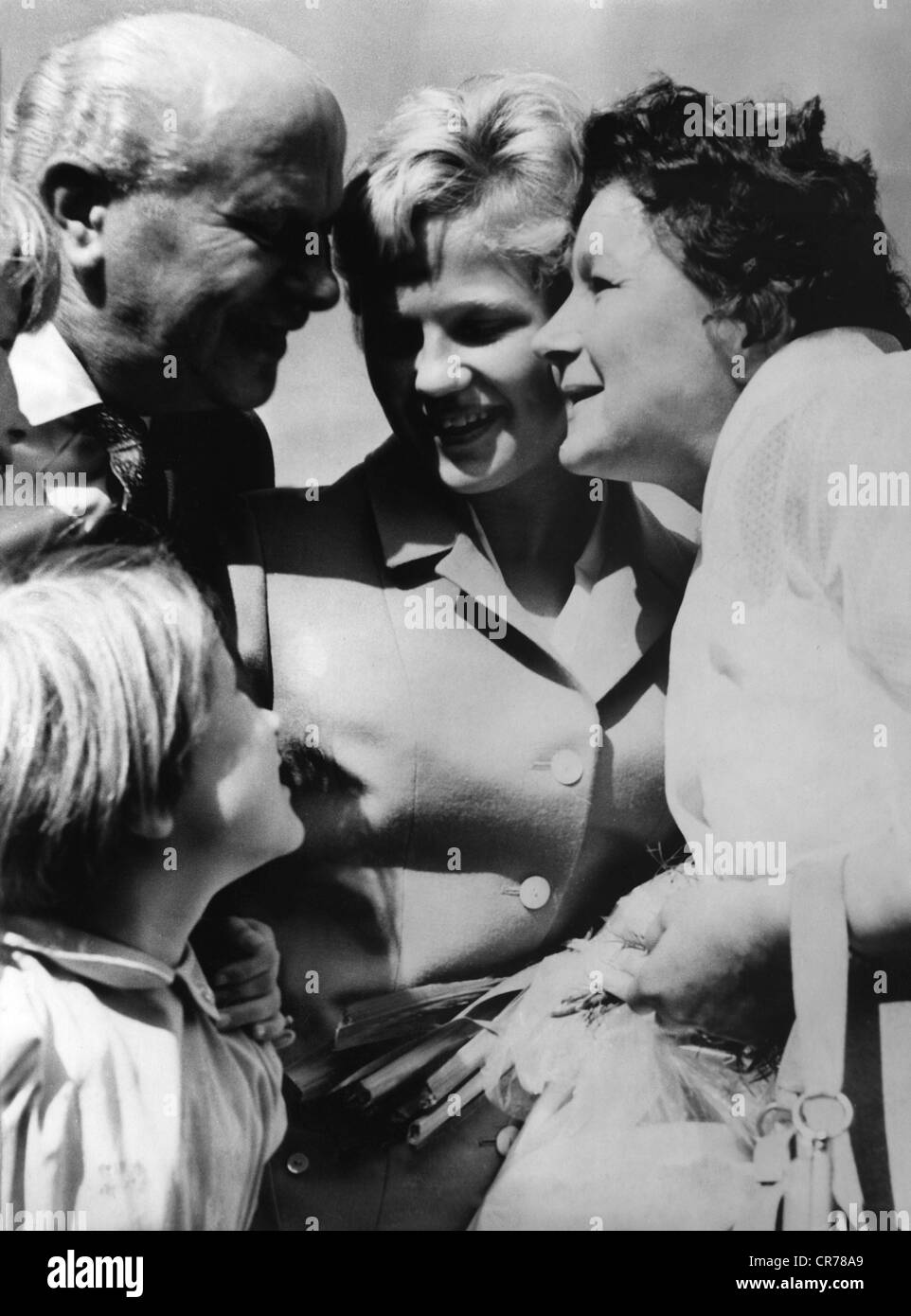 Kraemer-Gulbin, Ingrid, * 29.7.1943, German diver, returning from the ...