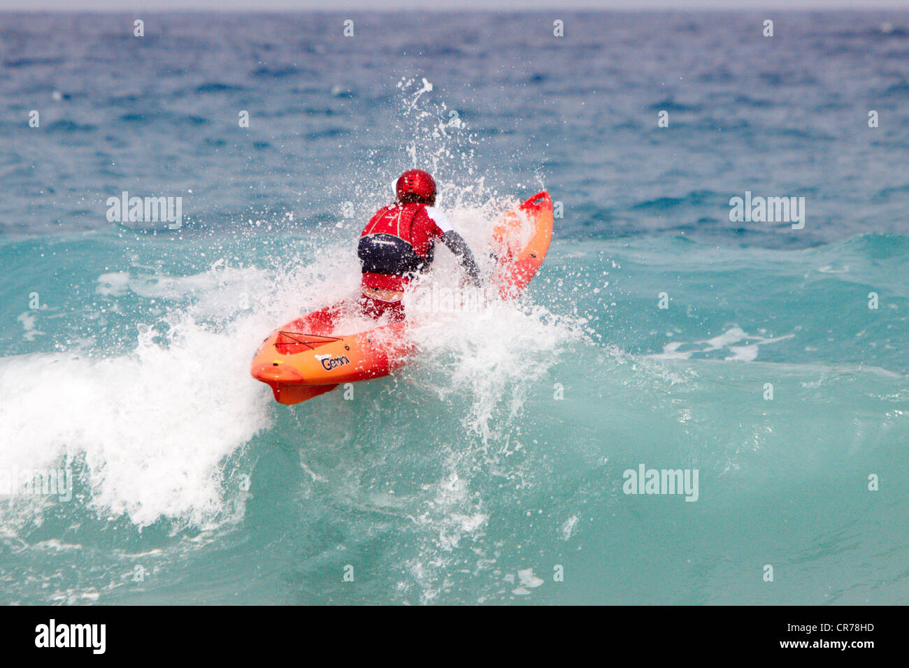 Kayaking in breaking waves hi-res stock photography and images - Alamy
