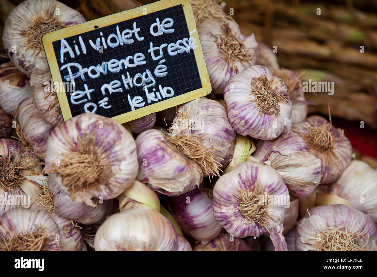 Fresh garlic on provencal market stall Stock Photo - Alamy