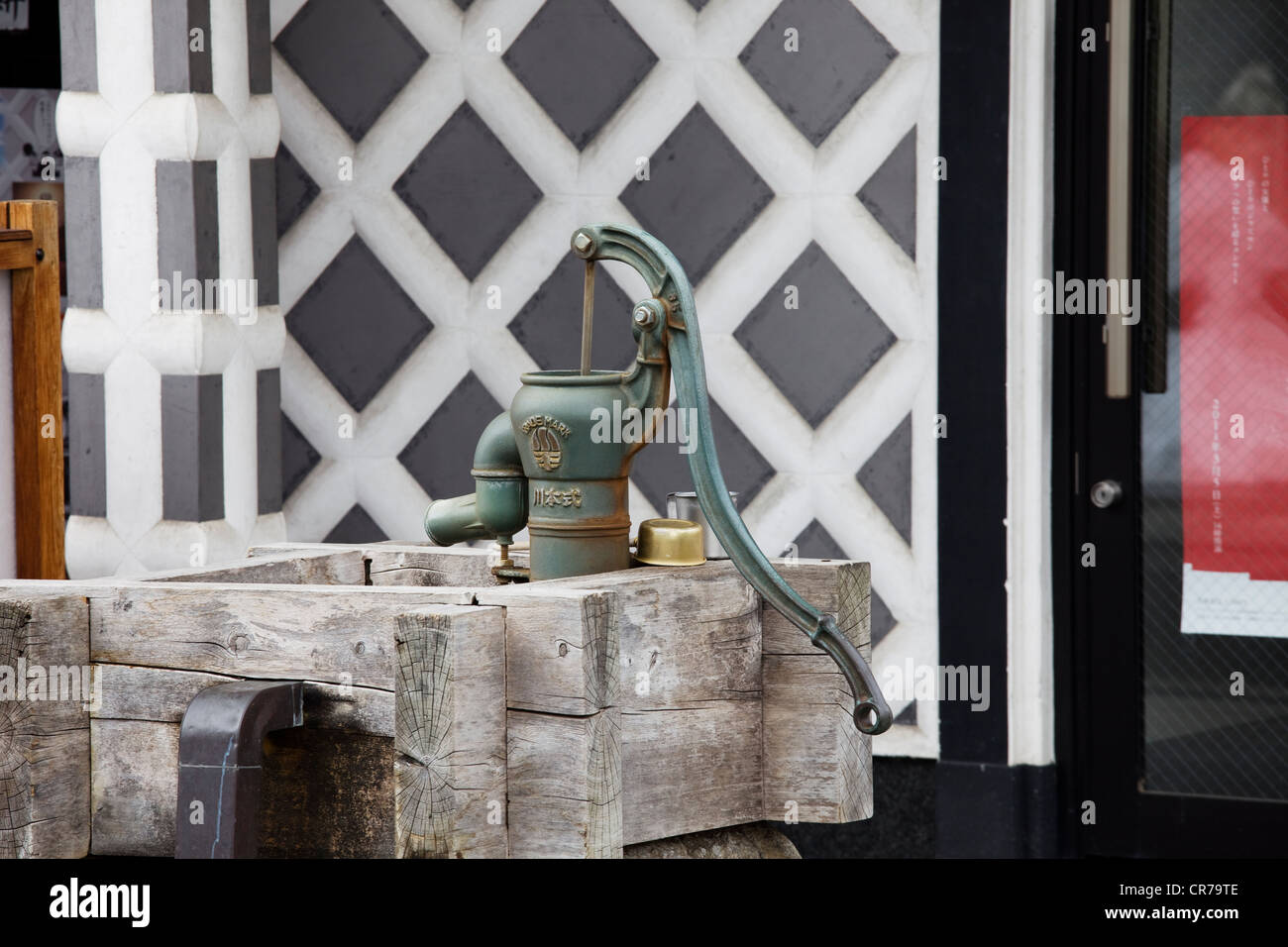 Wooden water well outside hi-res stock photography and images - Alamy