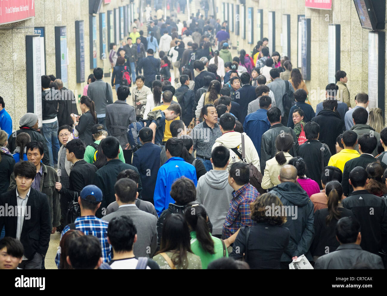 Busy platform at station on the Beijing subway system in China Stock ...