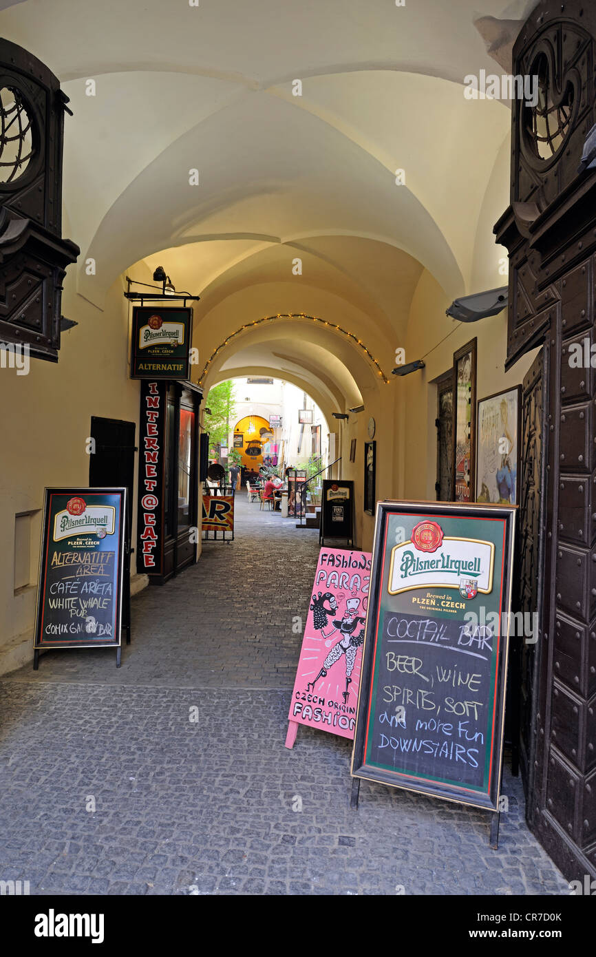 Alleyway restaurant hi-res stock photography and images - Alamy